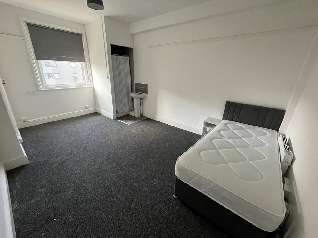 Holdenhurst Road, Bournemouth, BH8 Studio - £575 pcm (£133 pw)