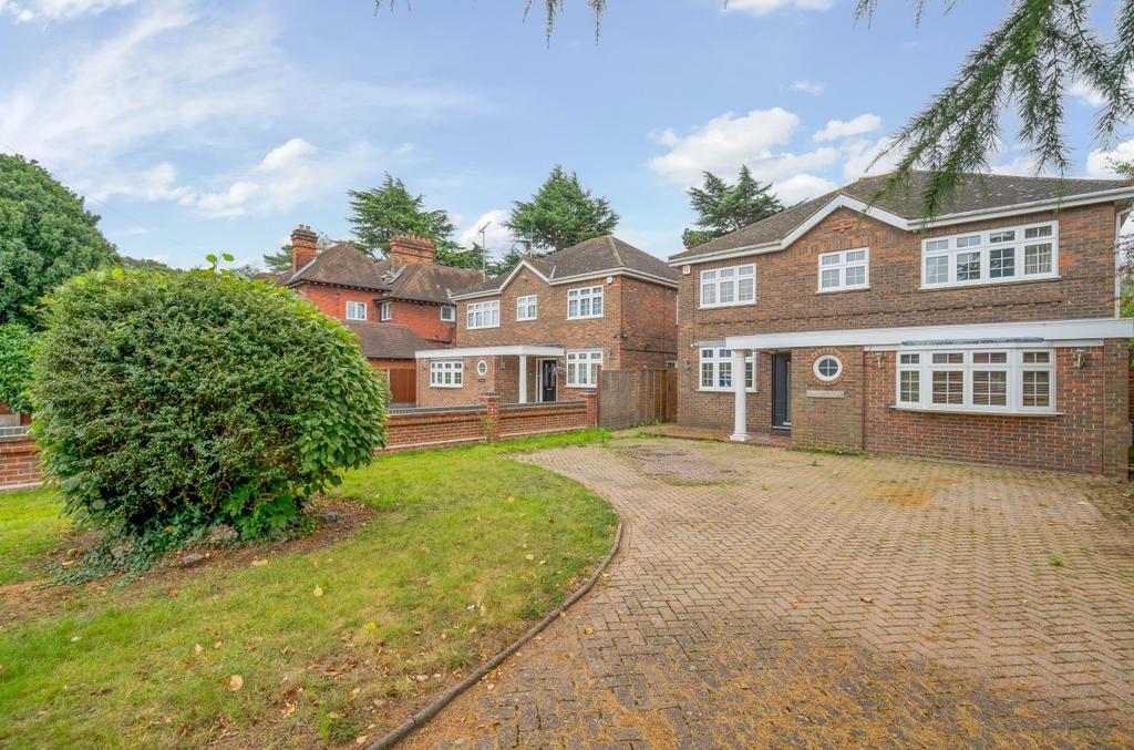 Rectory Lane Sidcup DA14 5 bed detached house - £3,000 pcm (£692 pw)