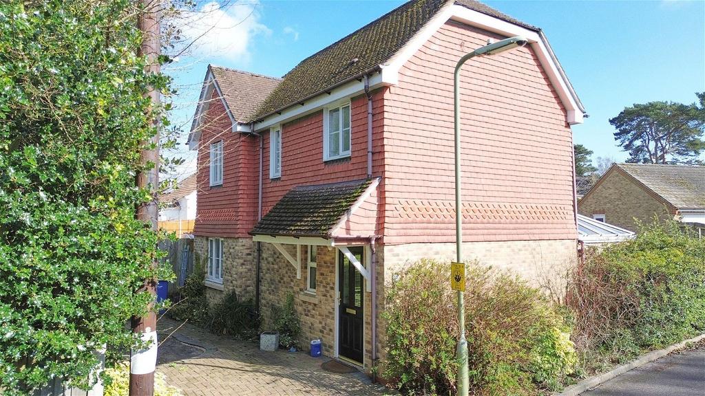 Hall Drive, Fleet GU52 3 bed detached house - £525,000