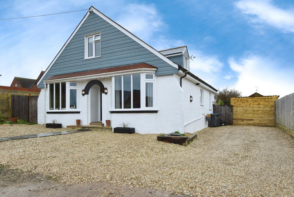 Robin Hill Lane, Durrington, SP4 8DN 3 bed chalet - £450,000