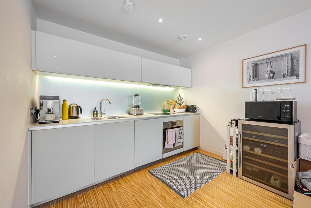 Wingate Square, London SW4 1 bed flat to rent - £2,249 pcm (£519 pw)