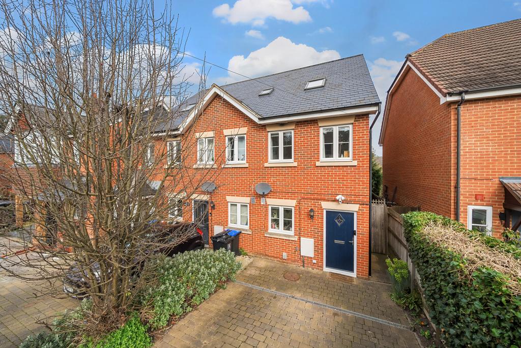 Lavender Road, Woking, GU22 3 bed end of terrace house - £500,000