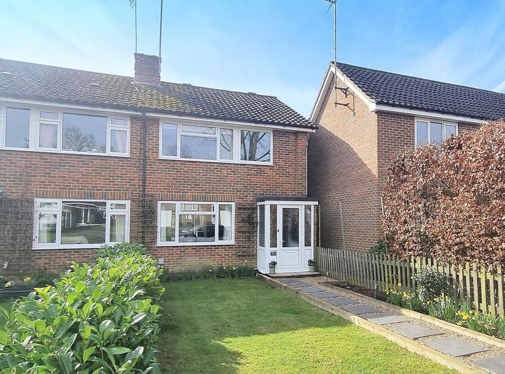By Sunte, Lindfield, RH16 3 bed end of terrace house - £450,000