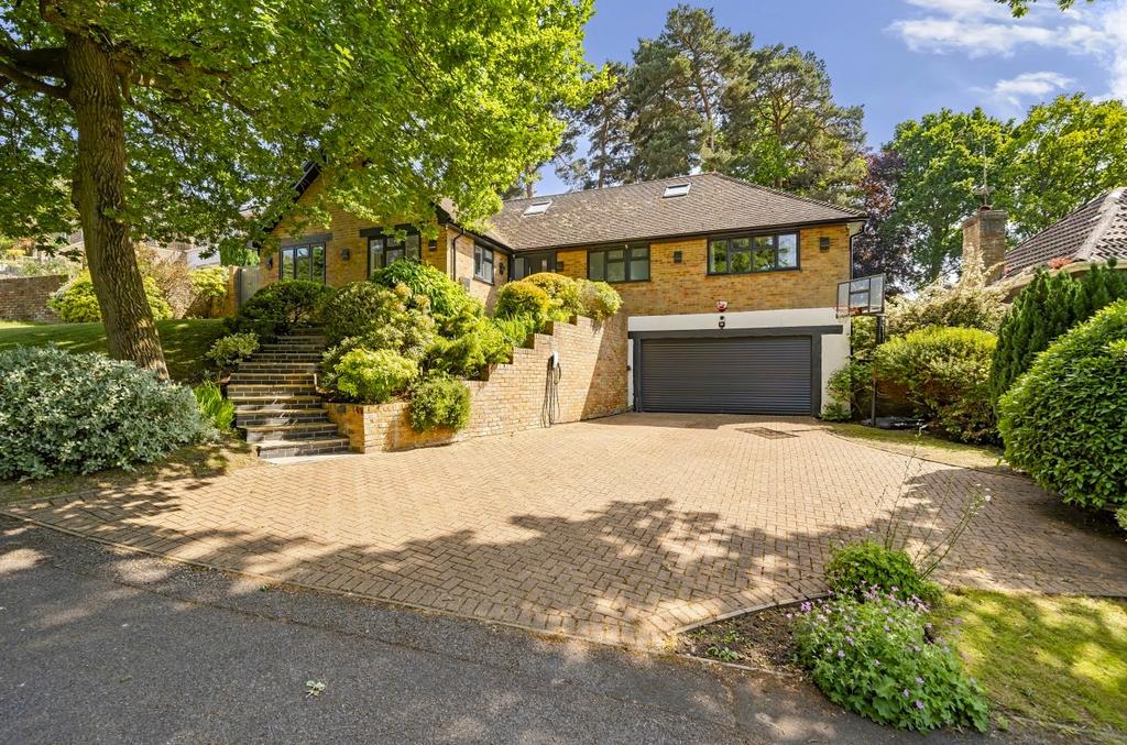 Chatsworth Heights, CAMBERLEY GU15 5 bed detached house - £1,000,000