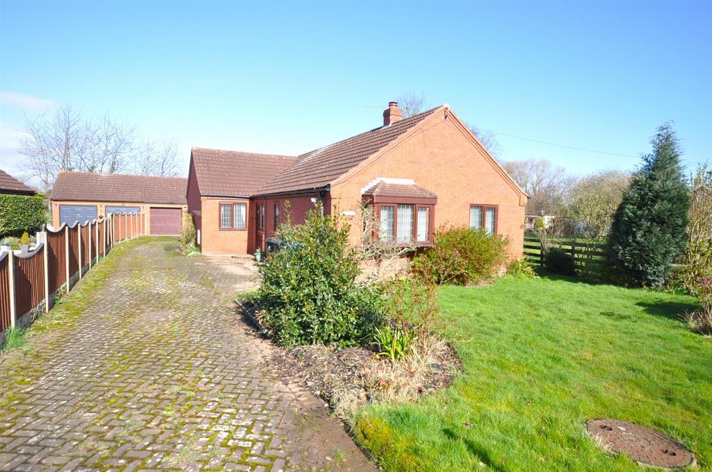 Broad Lane, Sykehouse, Goole 3 bed detached bungalow - £295,000