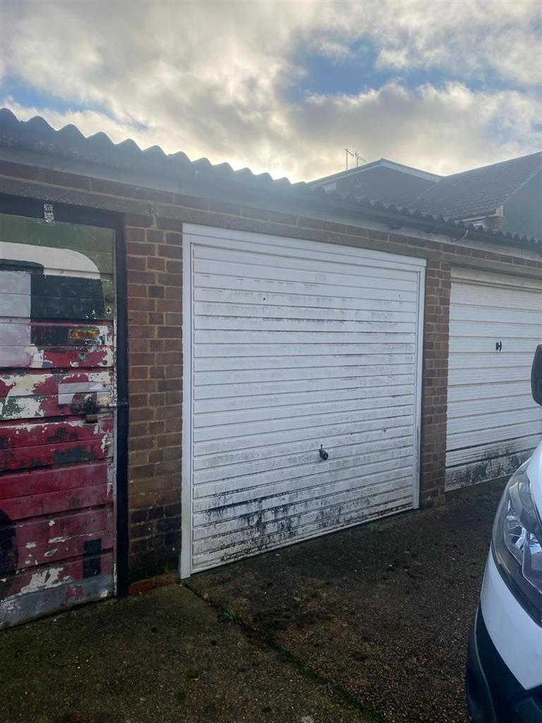 Nursery Gardens, Wick, Littlehampton Garage to rent - £75 pcm (£17 pw)