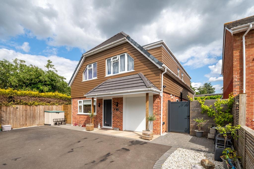 Monkton Close, Ferndown, Dorset, BH22 4 bed detached house - £630,000