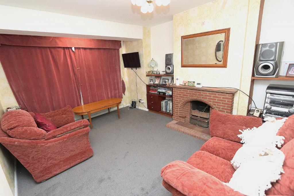 Frinton Road, Collier Row, RM5 3 bed end of terrace house - £400,000