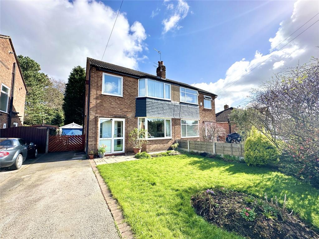 Oxford Avenue, Trafford M33 3 bed semi-detached house - £395,000