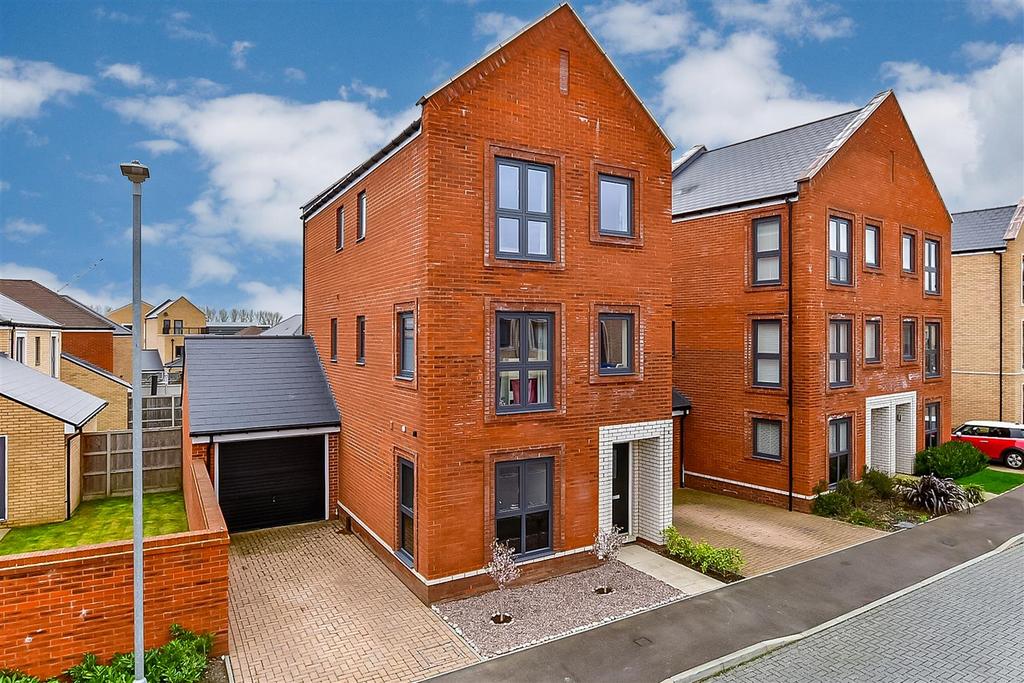 Ruton Square, Kings Hill, West... 5 bed detached house - £600,000
