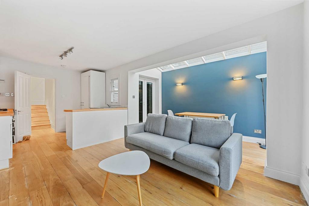 Oaklands Grove, Shepherds Bush... 2 bed flat - £2,362 pcm (£545 pw)