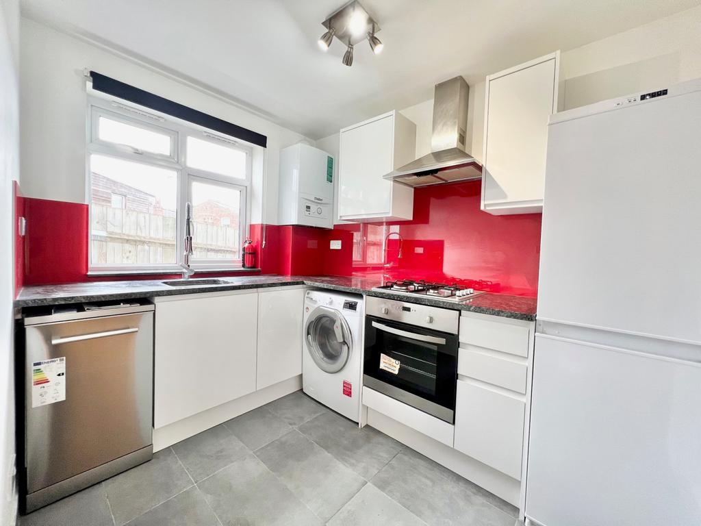 Durnsford Road, London N11 2 bed flat - £1,750 pcm (£404 pw)