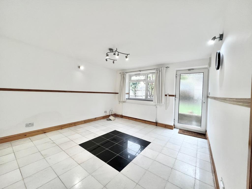 Durnsford Road, London N11 2 bed flat - £1,750 pcm (£404 pw)
