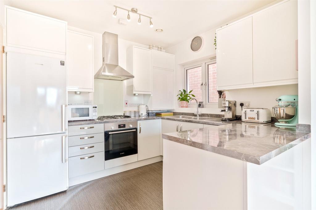 Outfield Crescent, Berkshire RG40 2 bed apartment - £310,000
