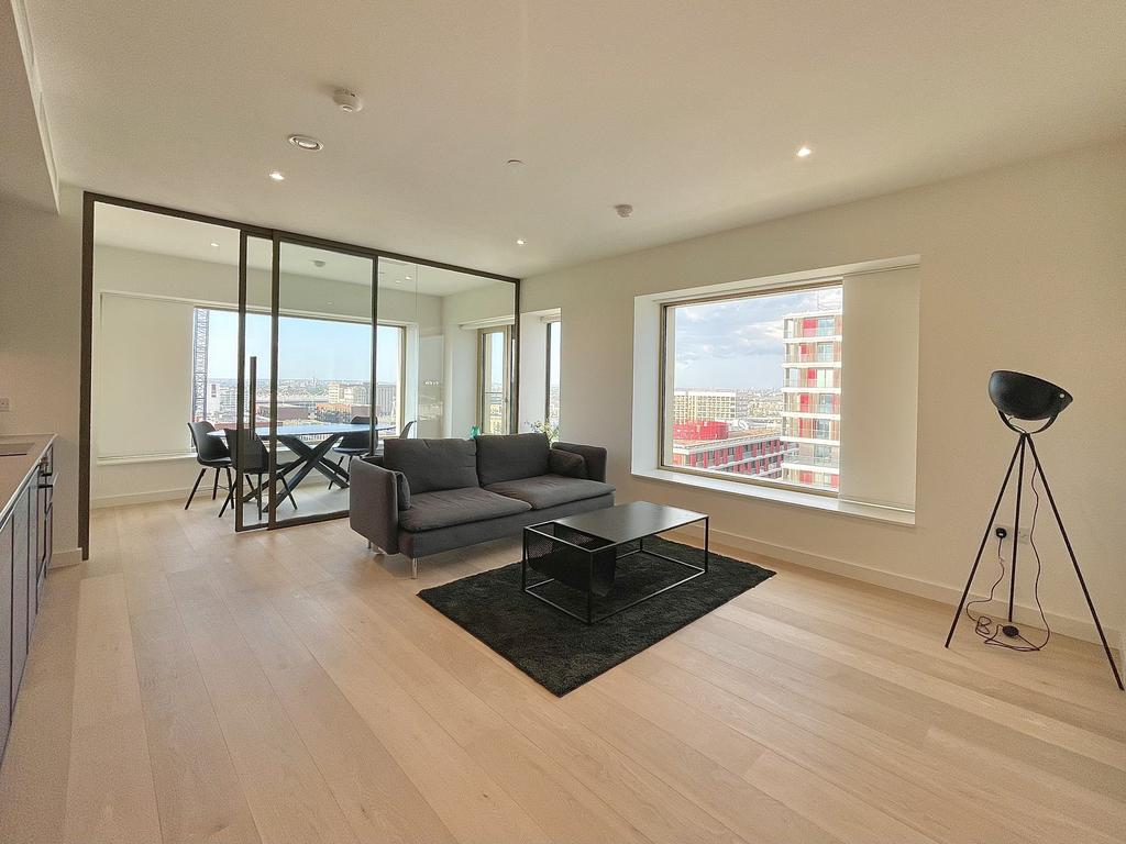 10 Royal Wharf Walk, London E16 2 bed flat - £2,750 pcm (£635 pw)