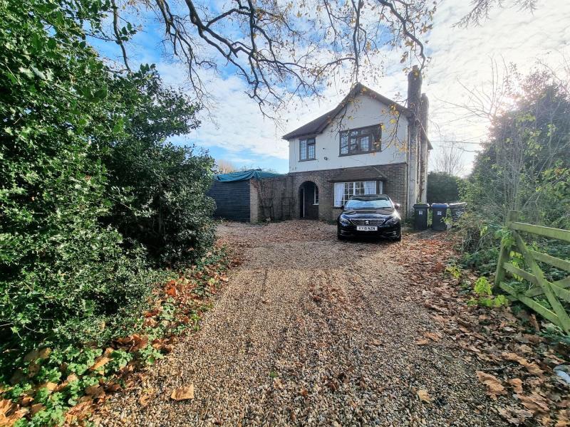 Kingfield Road, Woking GU22 3 bed detached house - £2,100 pcm (£485 pw)