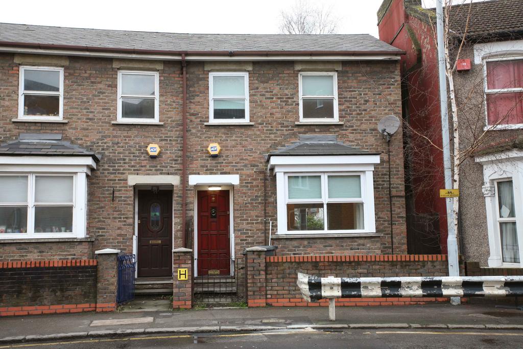 Trundleys Road, London SE8 3 bed flat - £2,300 pcm (£531 pw)
