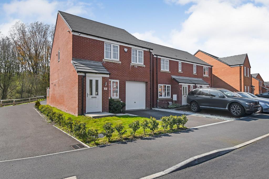 Hadfield Grove, Leigh WN7 3 bed detached house - £245,000