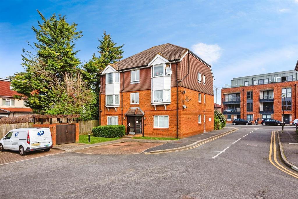 Church Road, Mitcham CR4 2 bed flat - £325,000