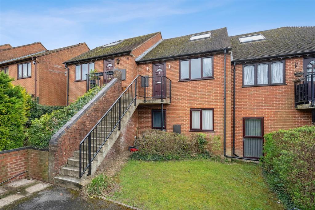 Maitland Drive, High Wycombe HP13 2 bed maisonette - £270,000