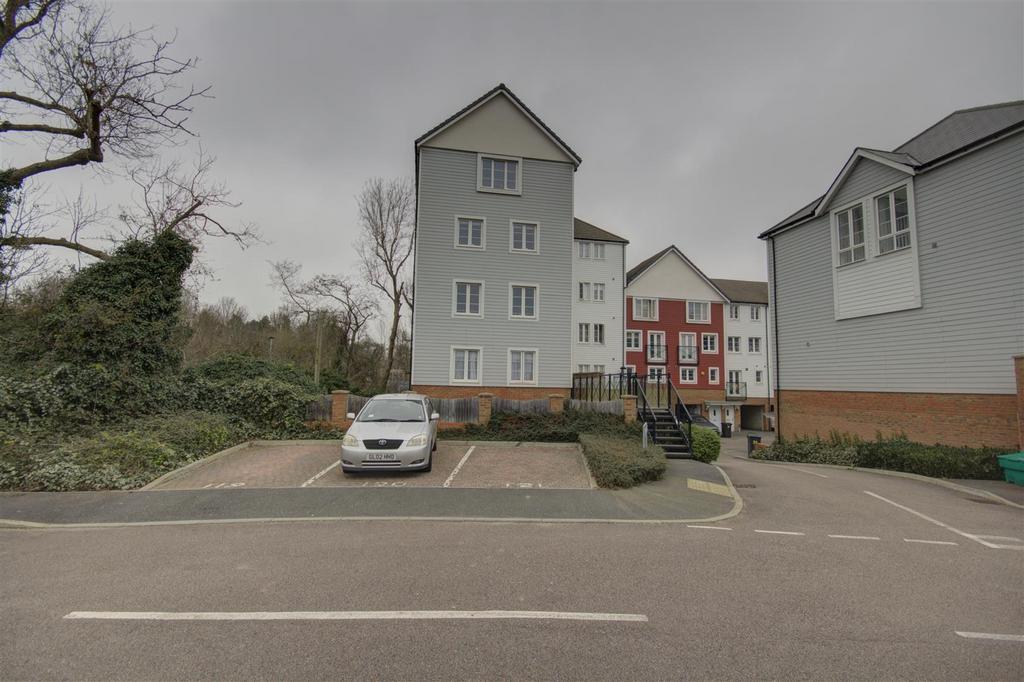 Crabapple Road, Tonbridge TN9 2 bed flat - £279,300