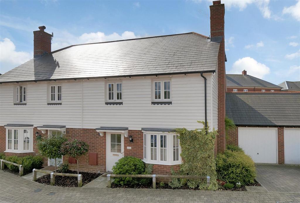 Elan Close, Kings Hill, ME19 4NY 3 bed semi-detached house - £425,000