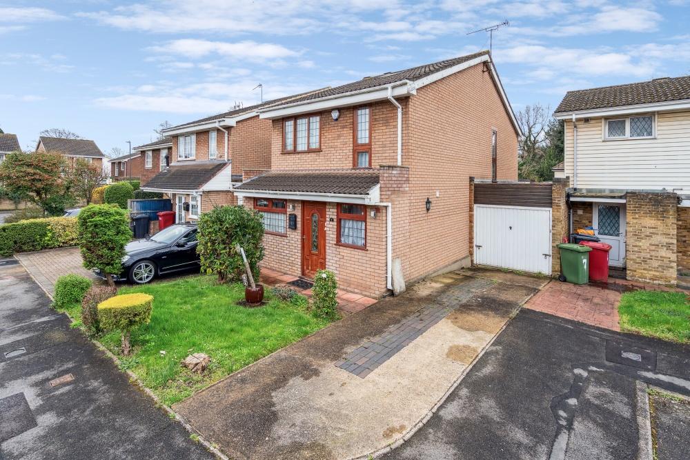 Locke Gardens, Langley SL3 5 bed link detached house - £735,000