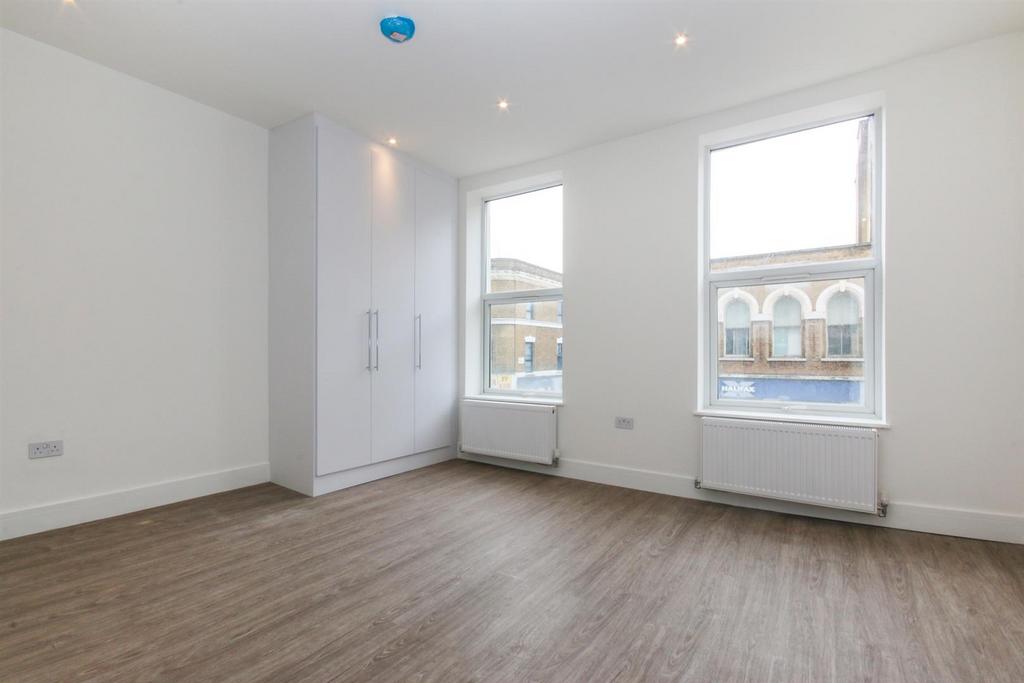 Kingsland High Street, London E8 Studio - £1,500 pcm (£346 pw)