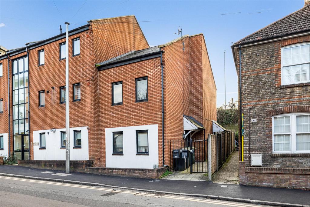Walnut Tree Close, Guildford GU1 1 bed maisonette - £1,375 pcm (£317 pw)