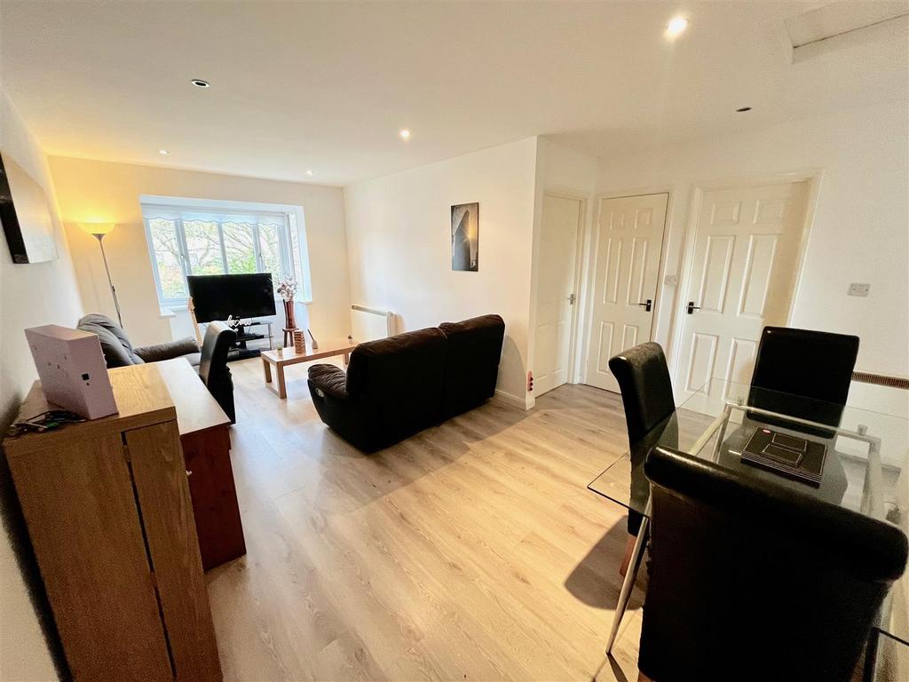 Shipley Court, Shipcote, Gateshead 2 bed apartment - £105,000