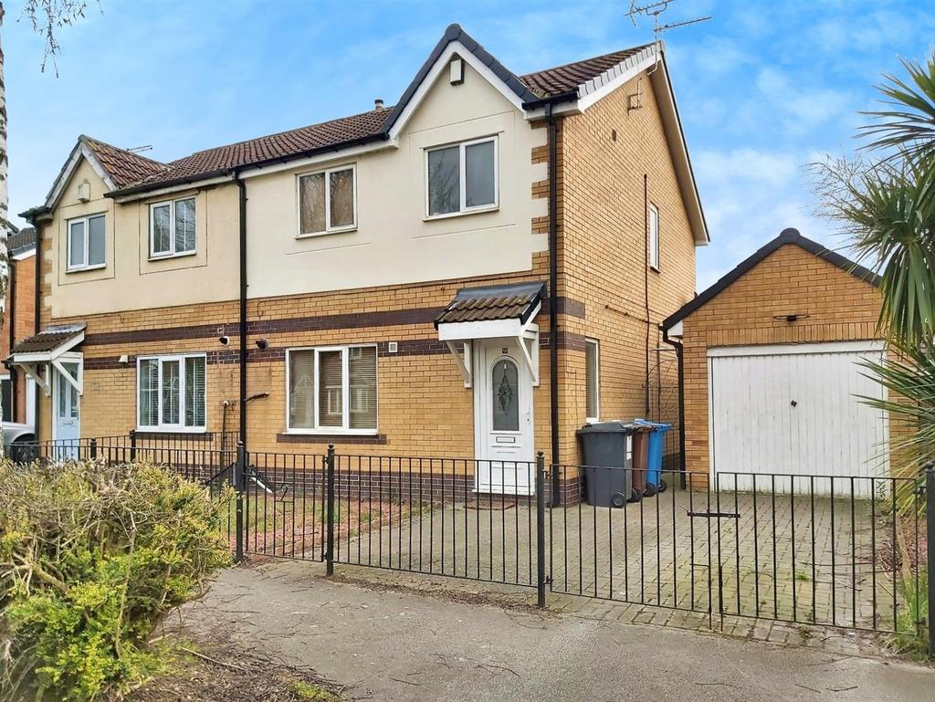 Pilots Way, Hull HU9 3 bed semi-detached house - £210,000