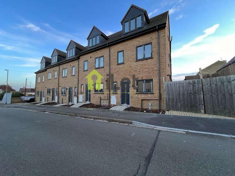 Northampton NN5 4 bed end of terrace house - £1,450 pcm (£335 pw)