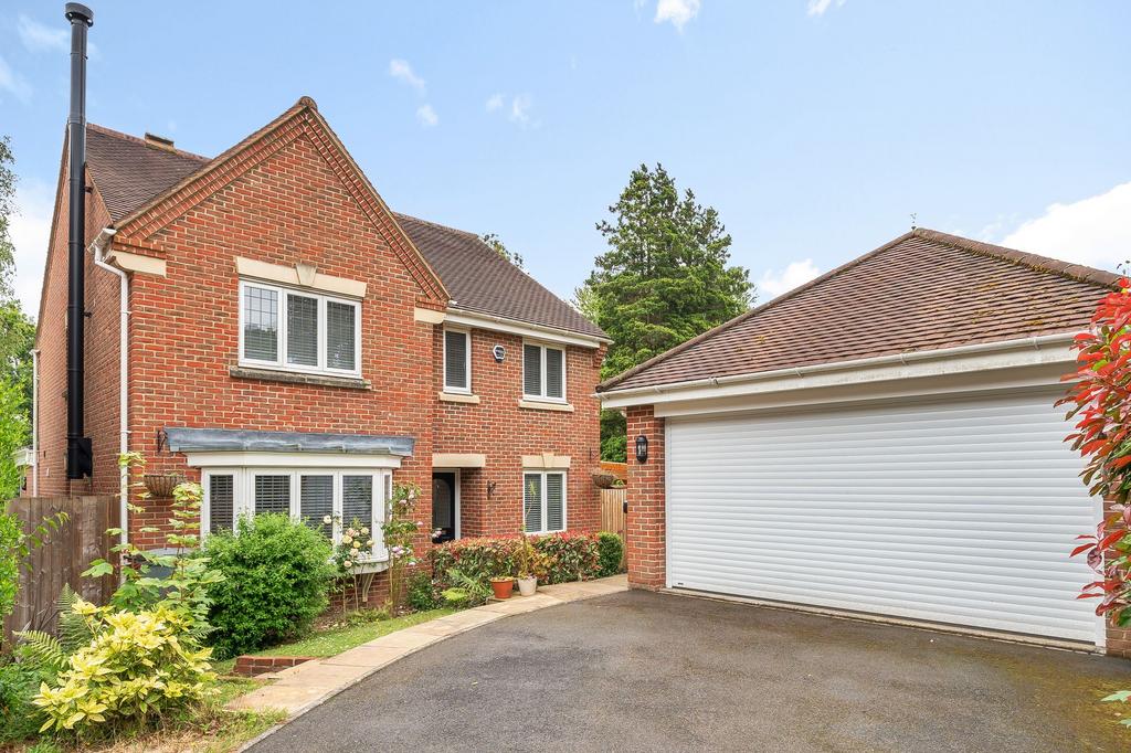 Vicarage Close, Colgate, RH12 4 bed detached house - £750,000