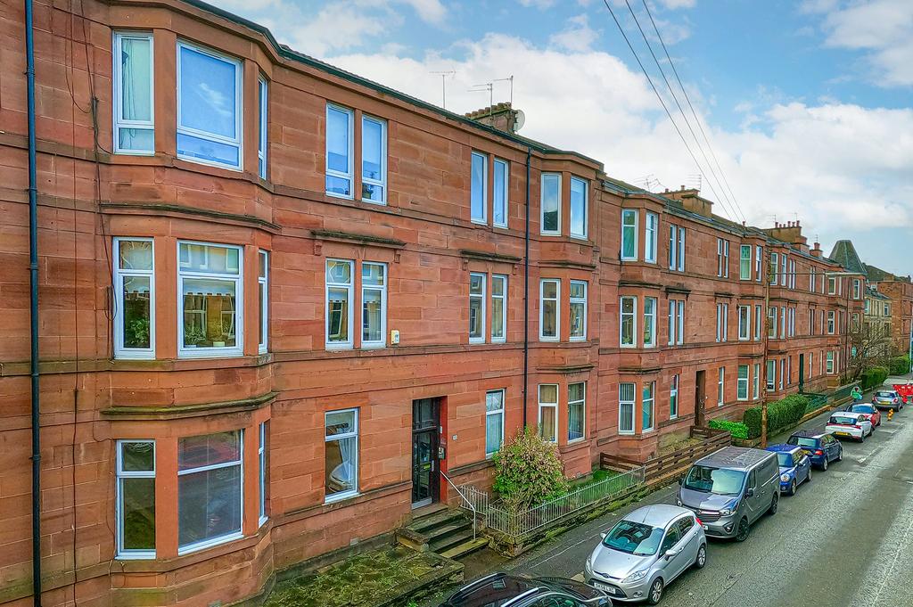 Sinclair Drive, Battlefield, Glasgow 2 bed apartment - £160,000