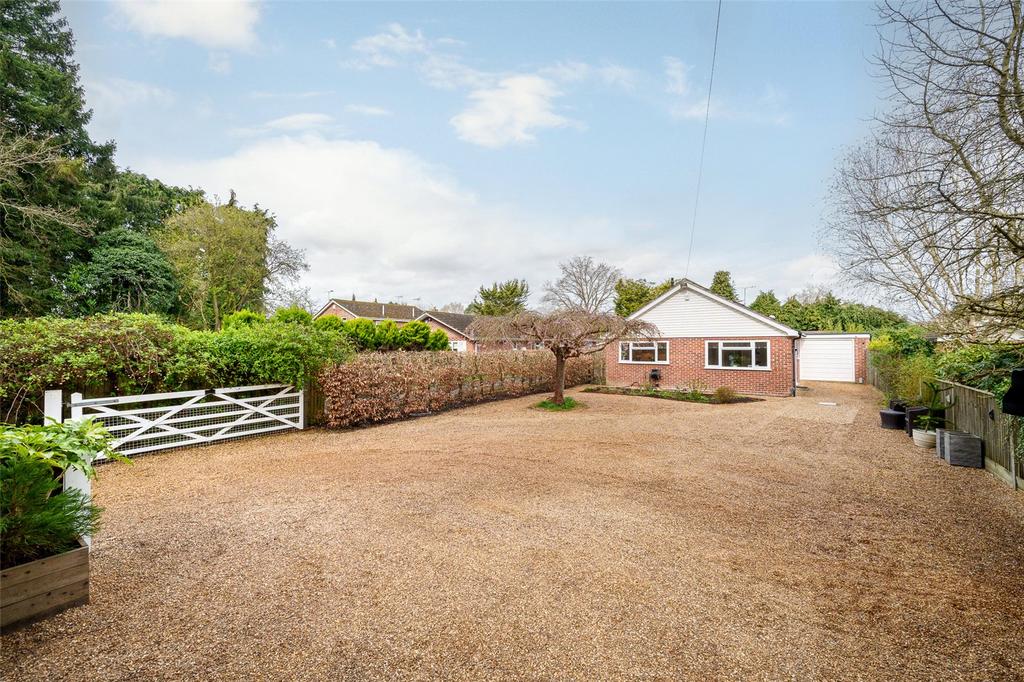 Finchampstead, Wokingham RG40 3 bed bungalow - £2,500 pcm (£577 pw)