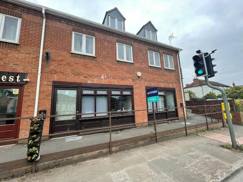 High Street, Cam, Dursley, GL11 5LA 1 bed flat - £112,500