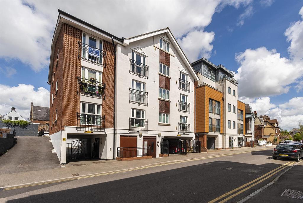 Lyons Crescent, Tonbridge 2 bed apartment - £275,000