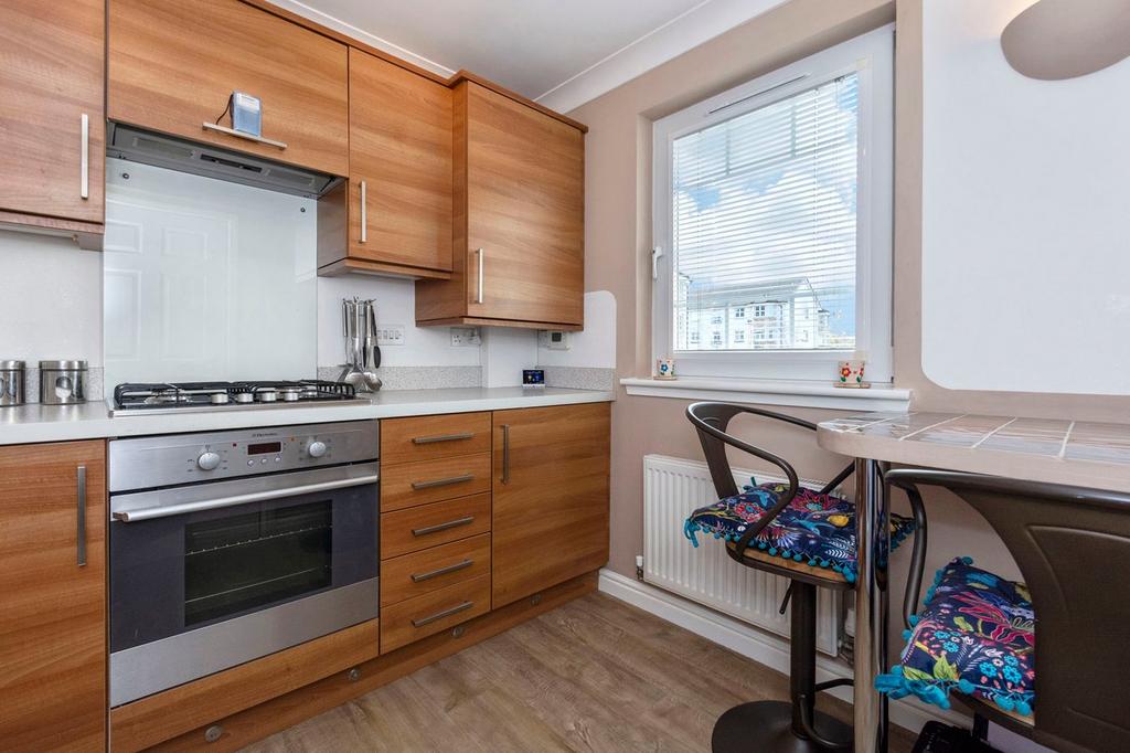 Simpson Square, Perth, PH1 2 bed flat - £125,000