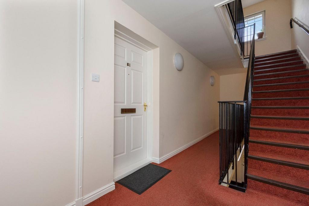 Simpson Square, Perth, PH1 2 bed flat - £125,000