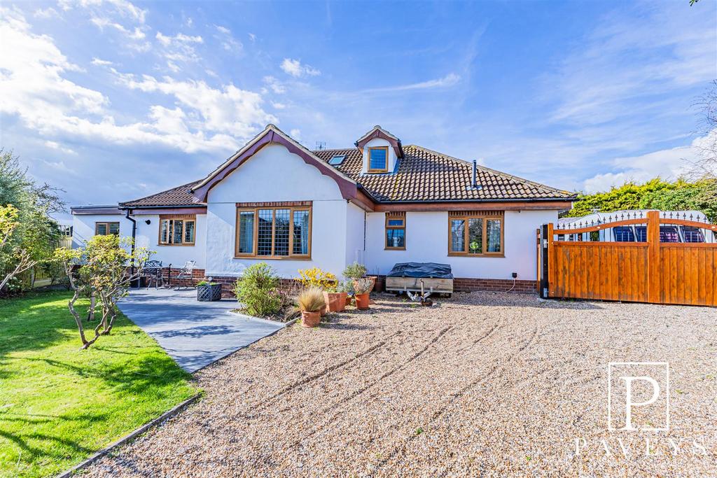 The Close, Frinton-On-Sea 4 bed chalet for sale - £695,000