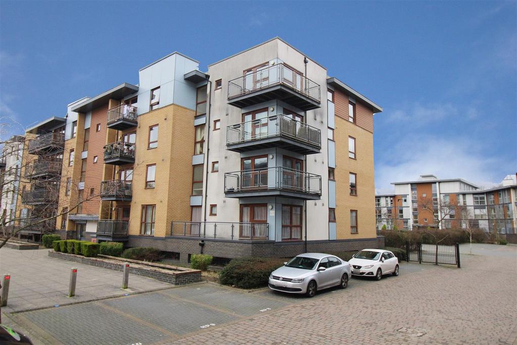 Commonwealth Drive, Three Bridges... 2 bed apartment - £240,000