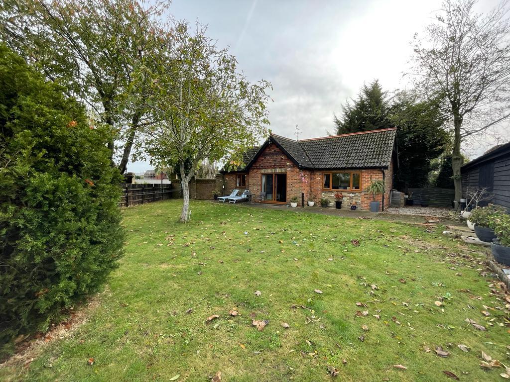 St Marys Hoo 1 bed detached bungalow - £1,300 pcm (£300 pw)
