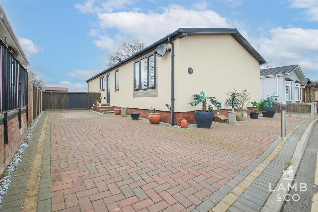 Clacton Road, Clacton-On-Sea CO16 2 bed park home - £160,000
