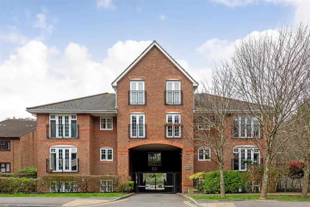 119 Croydon Road, Caterham CR3 2 bed apartment - £300,000