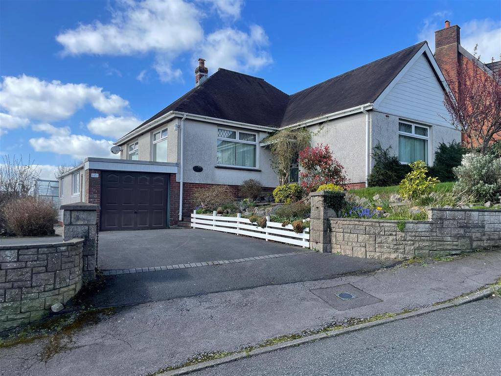 Station Road, Bynea, Llanelli 3 bed detached bungalow for sale - £235,000