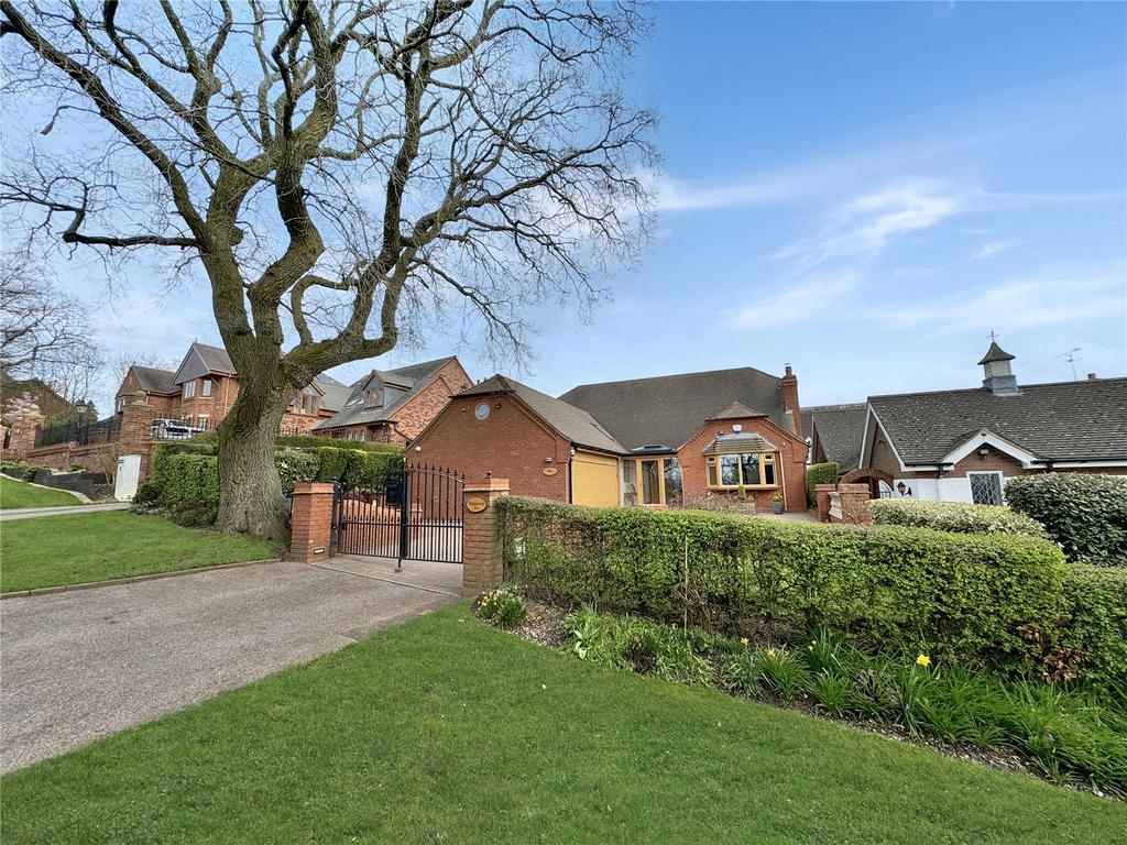 Sandy Lane, Shoal Hill, Cannock, WS11 3 bed bungalow for sale - £590,000