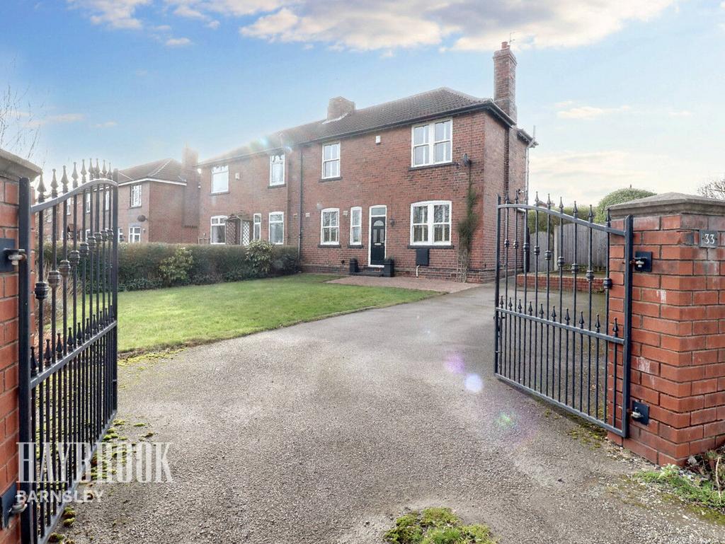 Pilley Green, Pilley Green, Tankersley 3 bed semi-detached house - £320,000