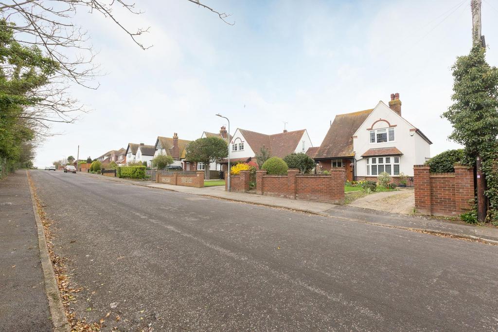 Carlton Road West, Westgate-On-Sea, CT8 3 bed detached house - £595,000