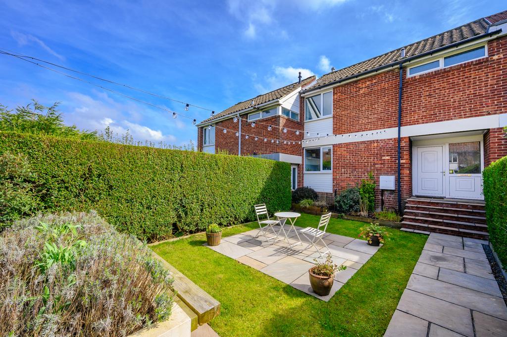 Beacon Grove, Morley, LS27 2 bed terraced house - £180,000