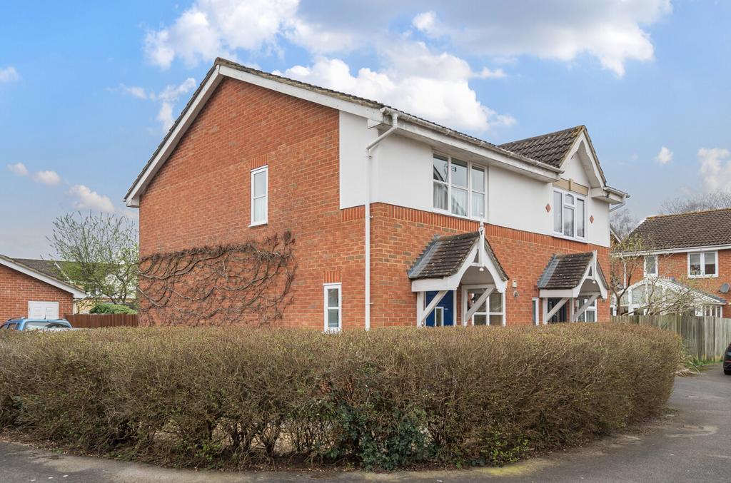 Shackleton Close, Ash Vale... 2 bed semi-detached house - £350,000